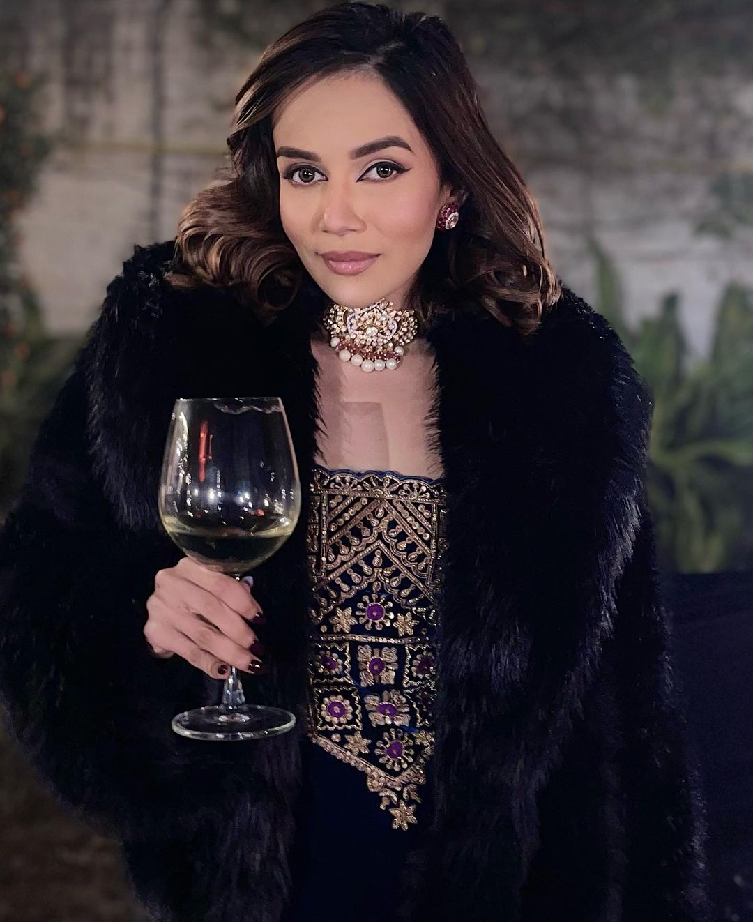 Komal Pandey's Majestic Traditional Look: Dripping with Regal Vibes