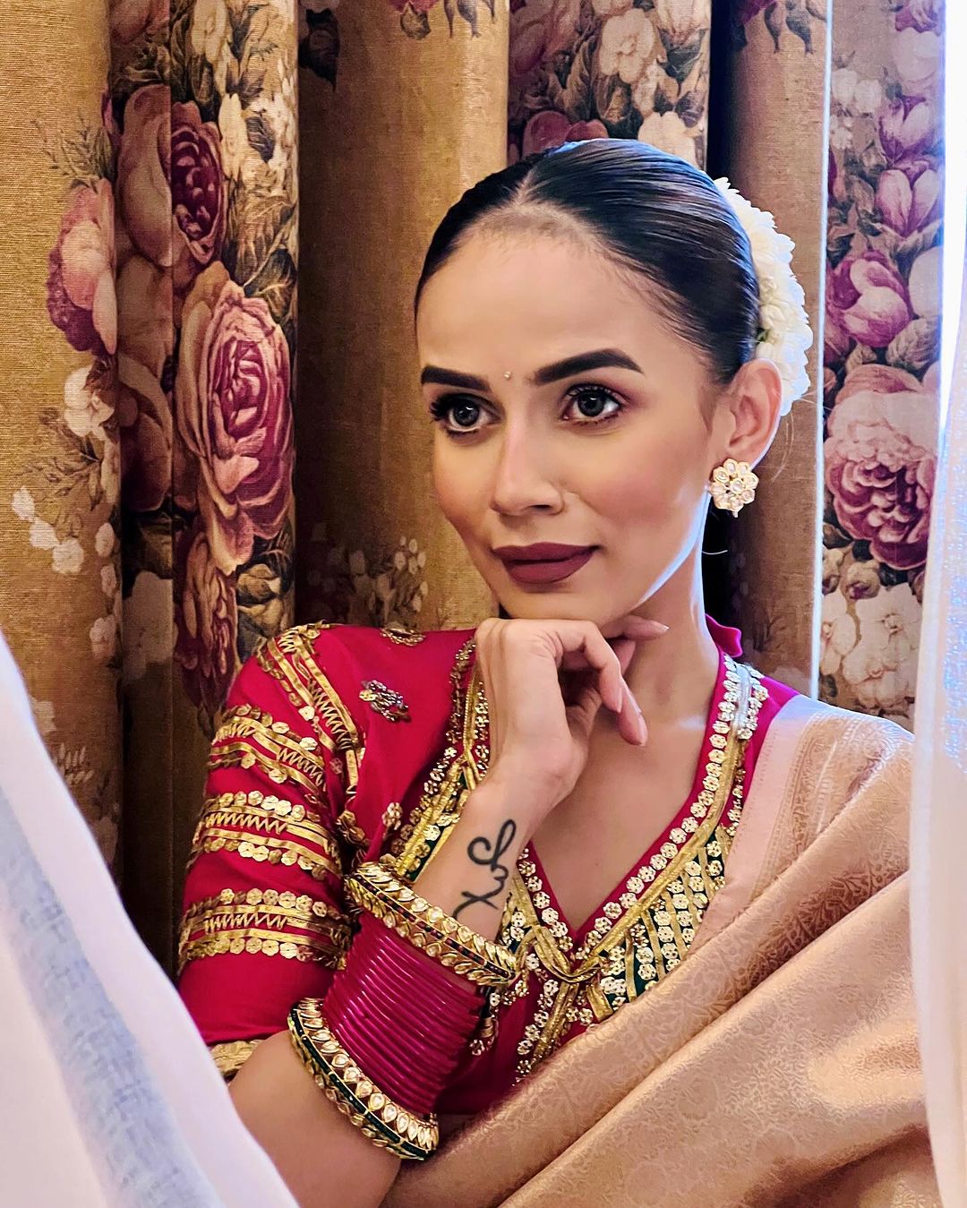 Komal Pandey Exudes Royalty in Saree; See Pics