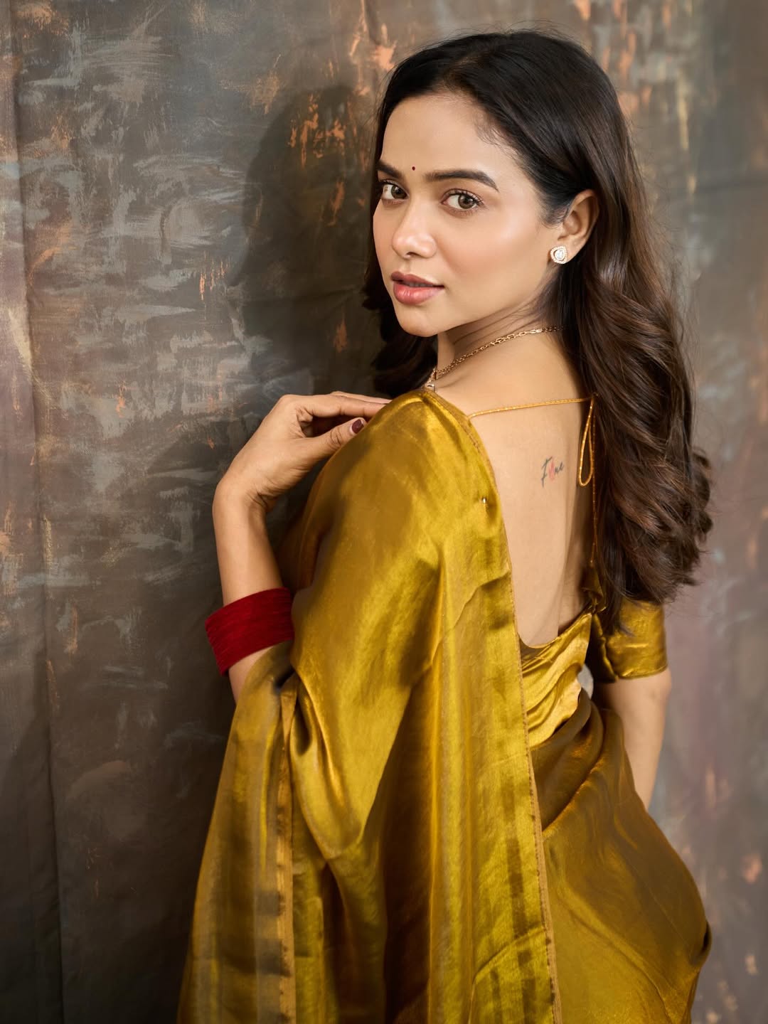 Manisha Rani Shines in a Luxe Golden Saree